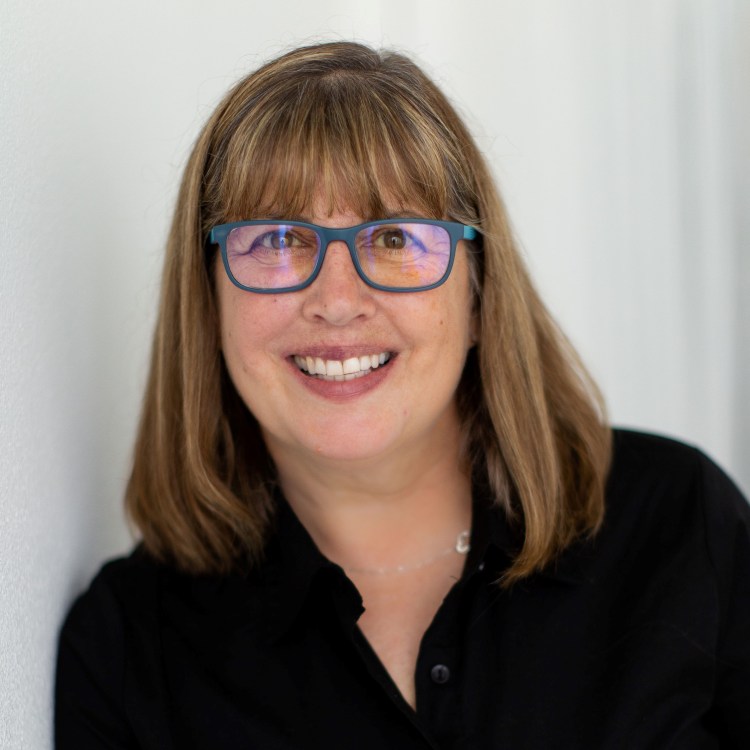 Welcome Author Mary Boone – Giveaway Alert – Laura Roettiger Books